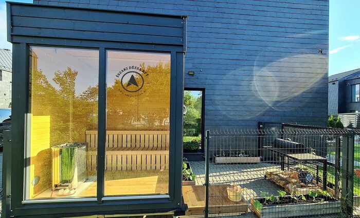 Modern kocka alakú skandináv kültéri finn szauna