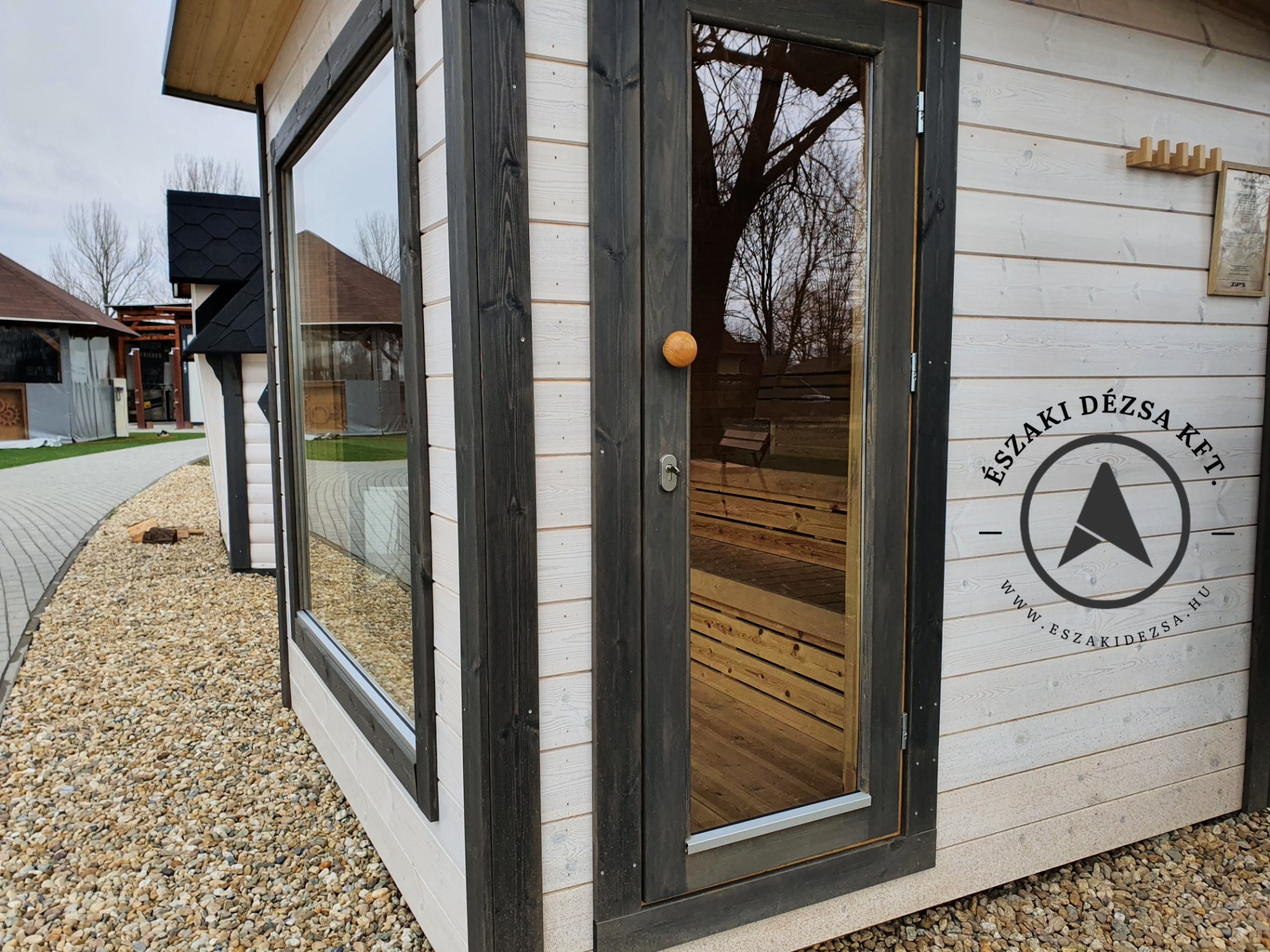 Modern kocka alakú skandináv kültéri finn szauna