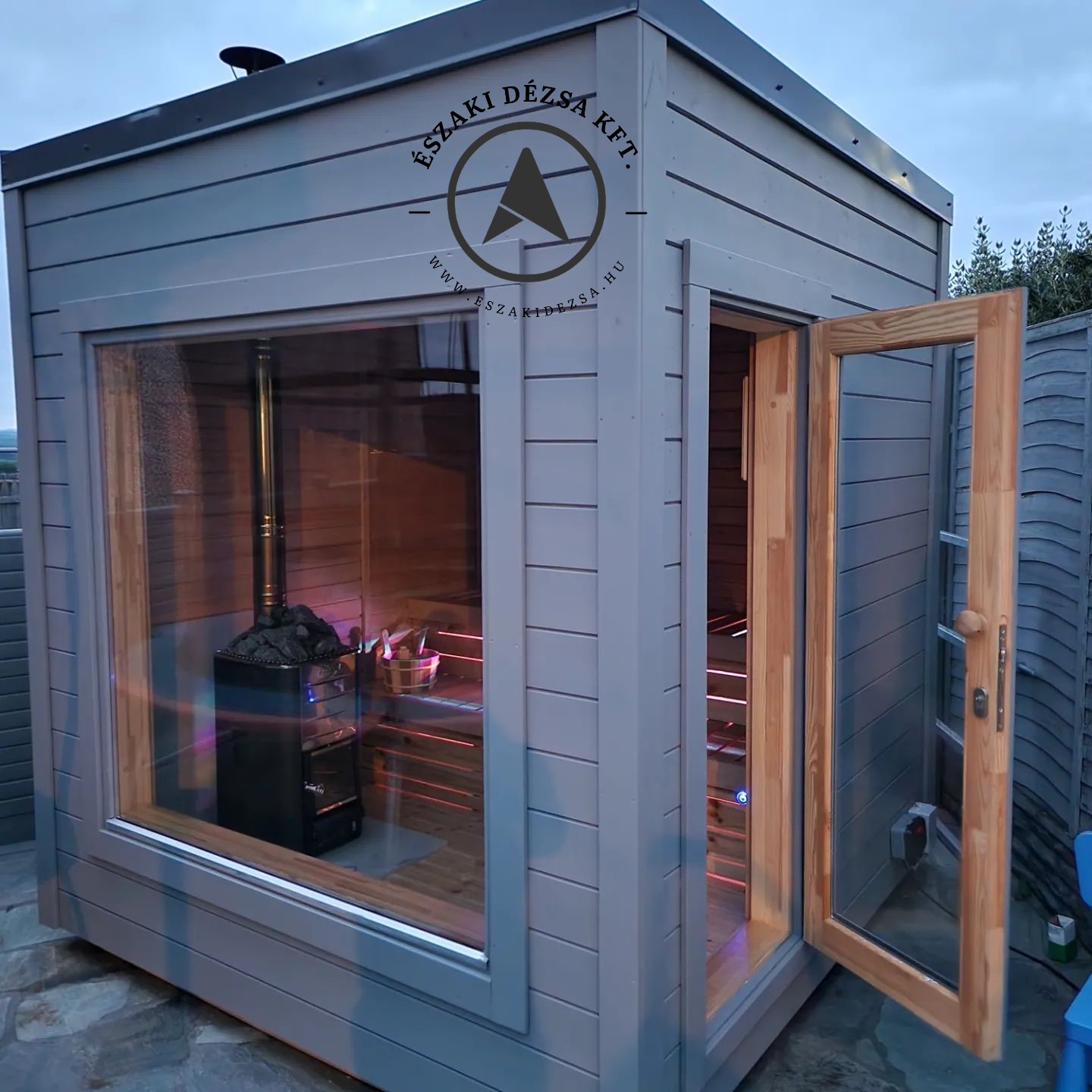 Modern kocka alakú skandináv kültéri finn szauna 2,3 x 2,3 m