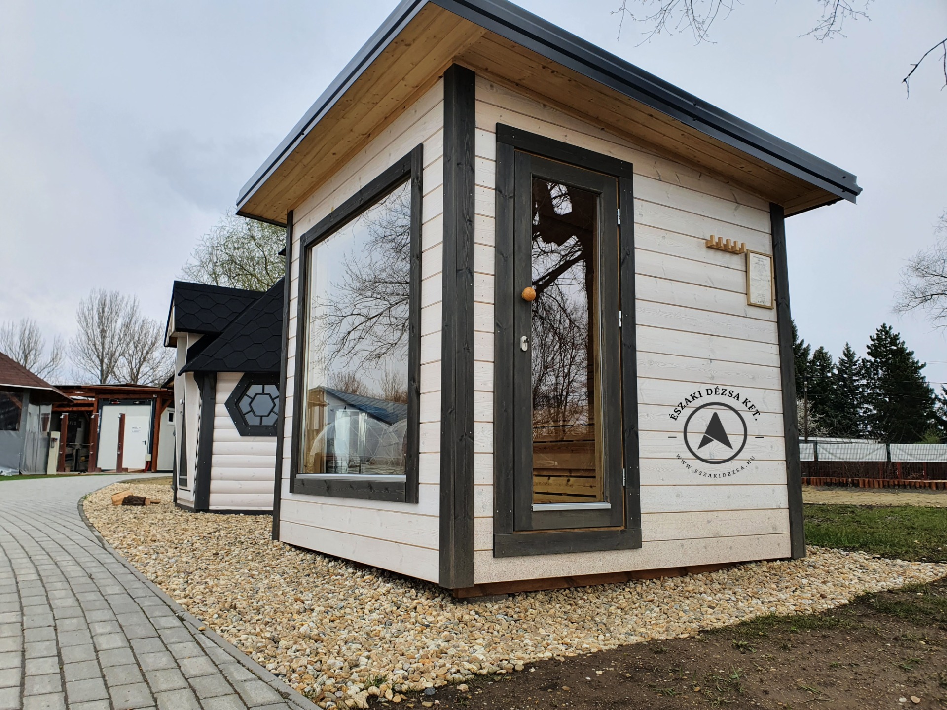 Modern kocka alakú skandináv kültéri finn szauna